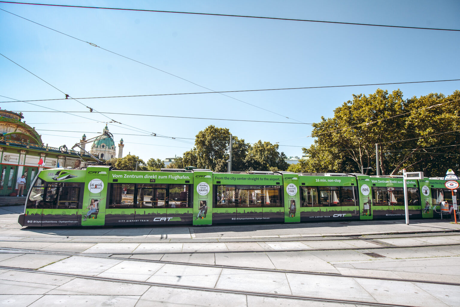 CAT brandet Straßenbahn der Wiener Linien im unverwechselbaren grünen ...
